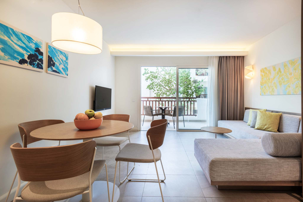 Rooms of Inturotel's Esmeralda Park Hotel