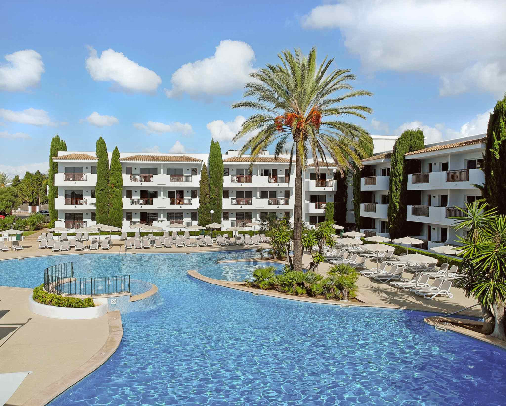 Cosy and familiar aparthotel 300m from Cala Esmeralda and near the Cala ...